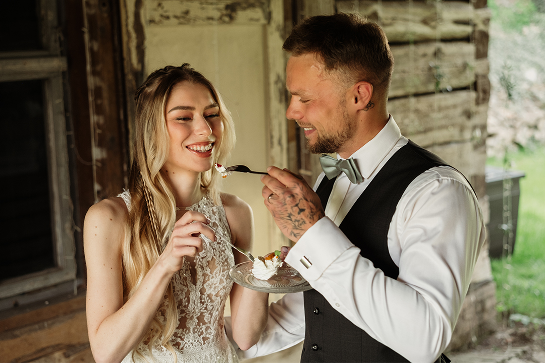 Svatební editorial - Sage Green motýlek pro ženicha - Avantgard.cz