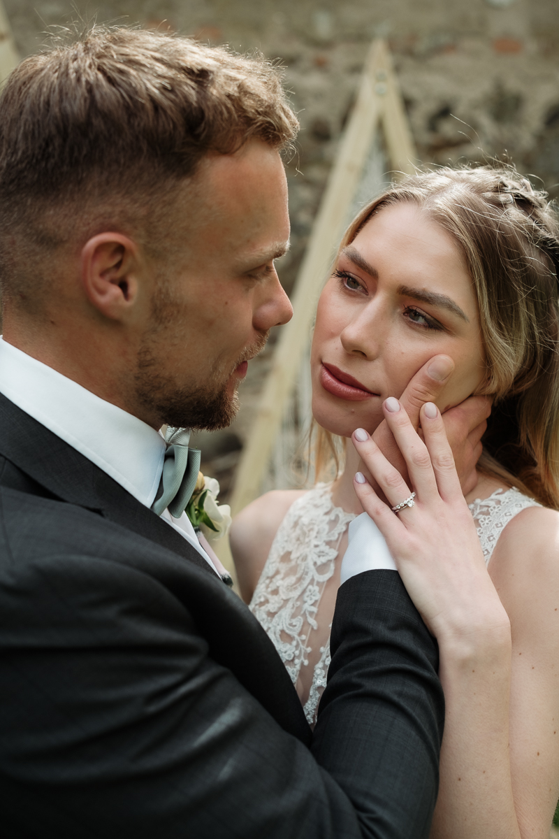 Svatební editorial - Sage Green motýlek pro ženicha - Avantgard.cz