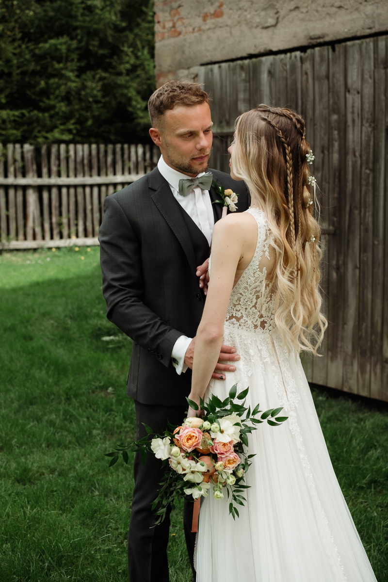 Svatební editorial - Sage Green motýlek pro ženicha - Avantgard.cz