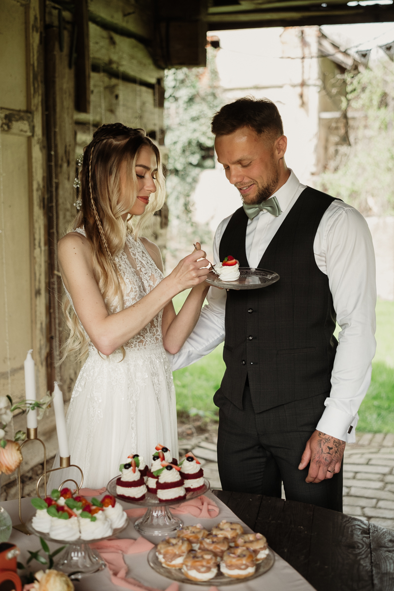 Svatební editorial - Sage Green motýlek pro ženicha - Avantgard.cz