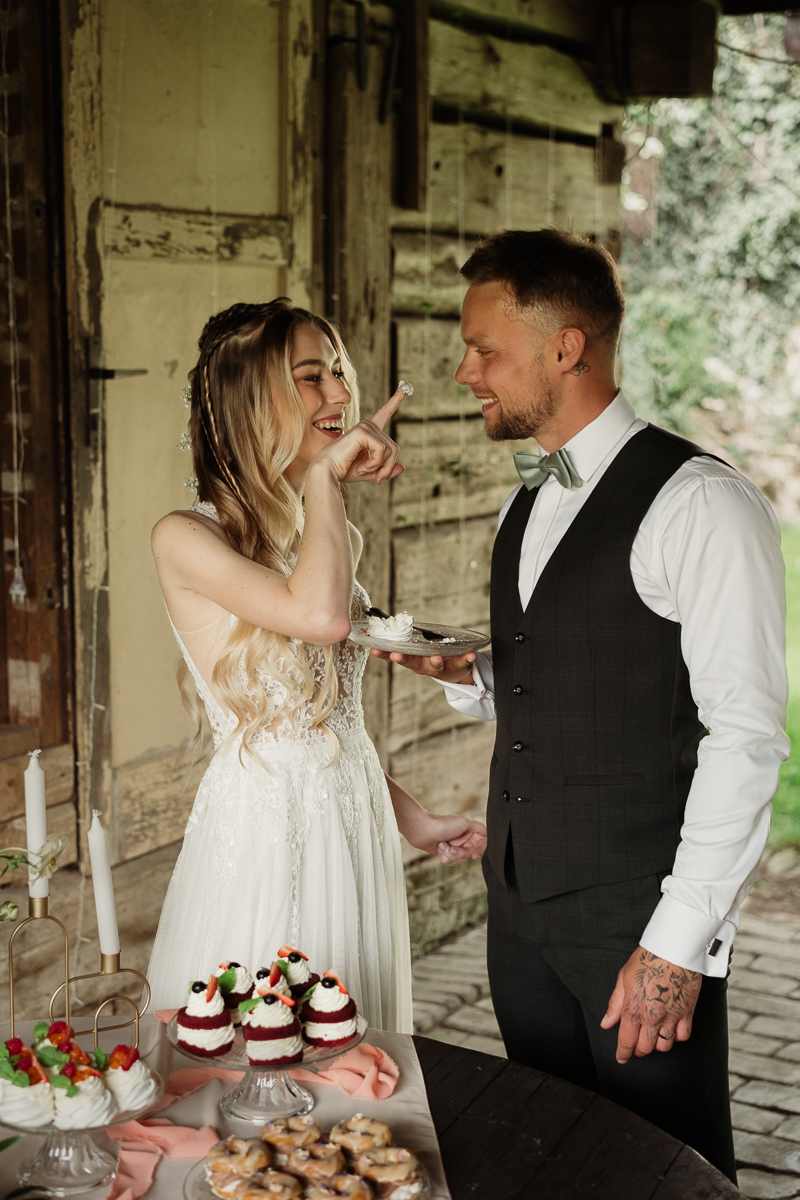 Svatební editorial - Sage Green motýlek pro ženicha - Avantgard.cz