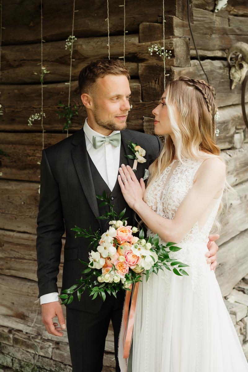 Svatební editorial - Sage Green motýlek pro ženicha - Avantgard.cz