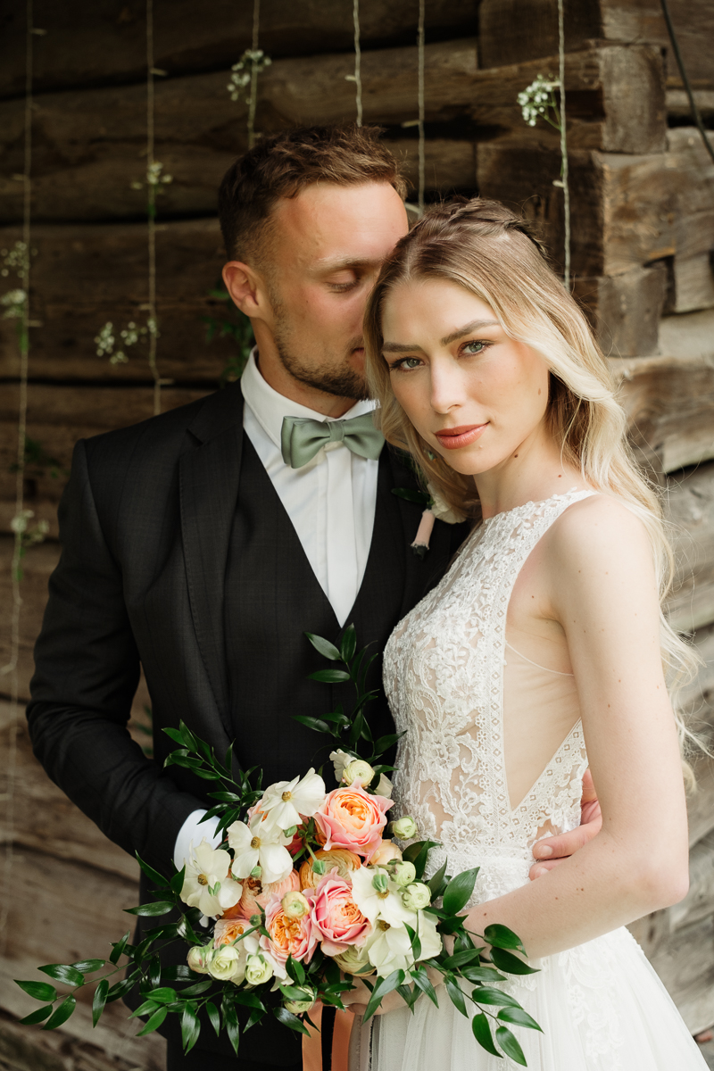 Svatební editorial - Sage Green motýlek pro ženicha - Avantgard.cz