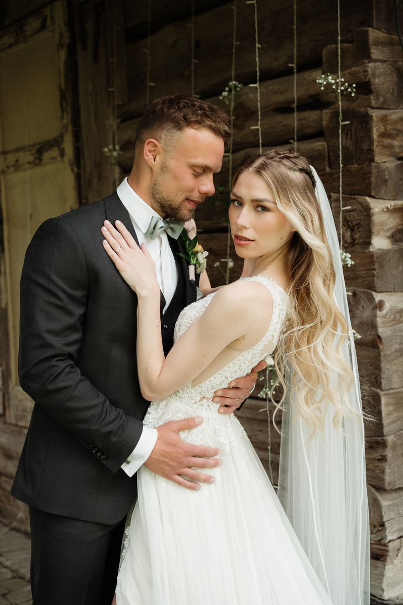 Svatební editorial - Sage Green motýlek pro ženicha - Avantgard.cz