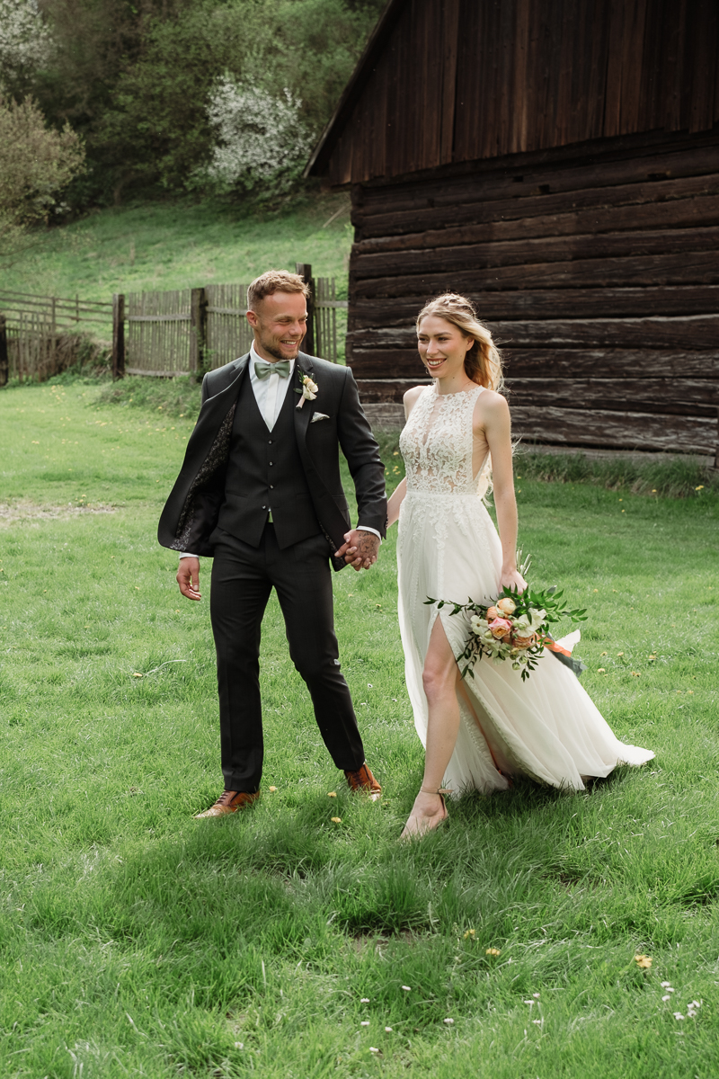 Svatební editorial - Sage Green motýlek pro ženicha - Avantgard.cz